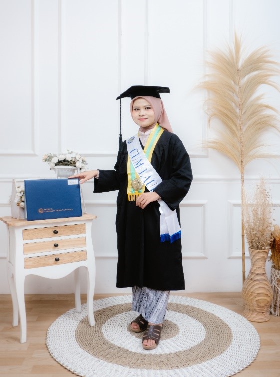 INSAN MARWATI, LULUSAN TERBAIK PRODI SARJANA MANAJEMEN PENDIDIKAN FIPP ...